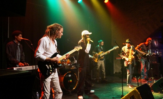 Concert de Kousi And The Rising Band à L'Antirouille à Montpellier le ...